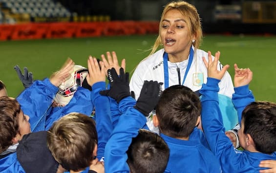 Il sogno di Shiva Amini, calciatrice iraniana senza velo | Sky Sport