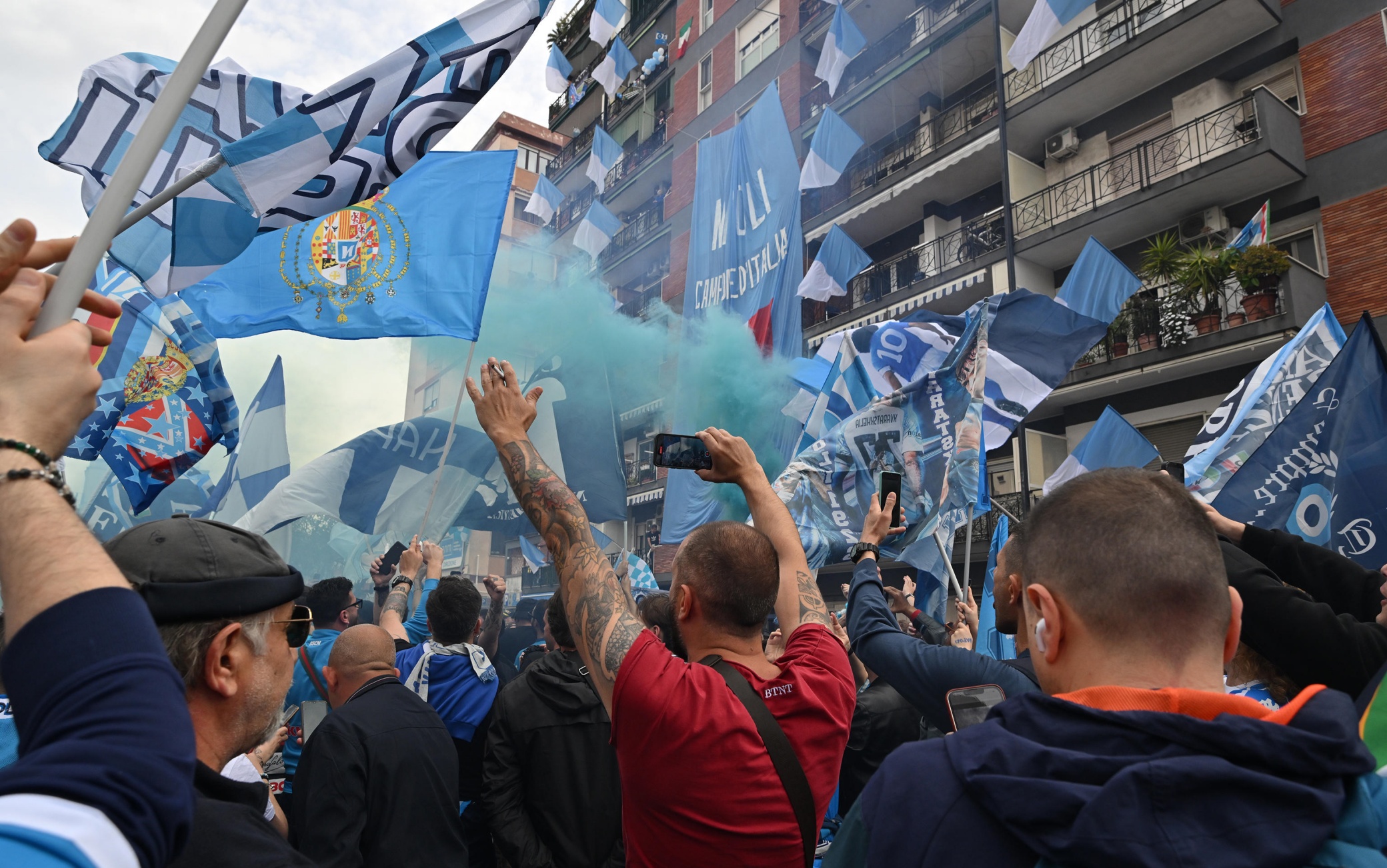 Scudetto Napoli. Cori, striscioni e fumogeni, dai festeggiamenti alla ...