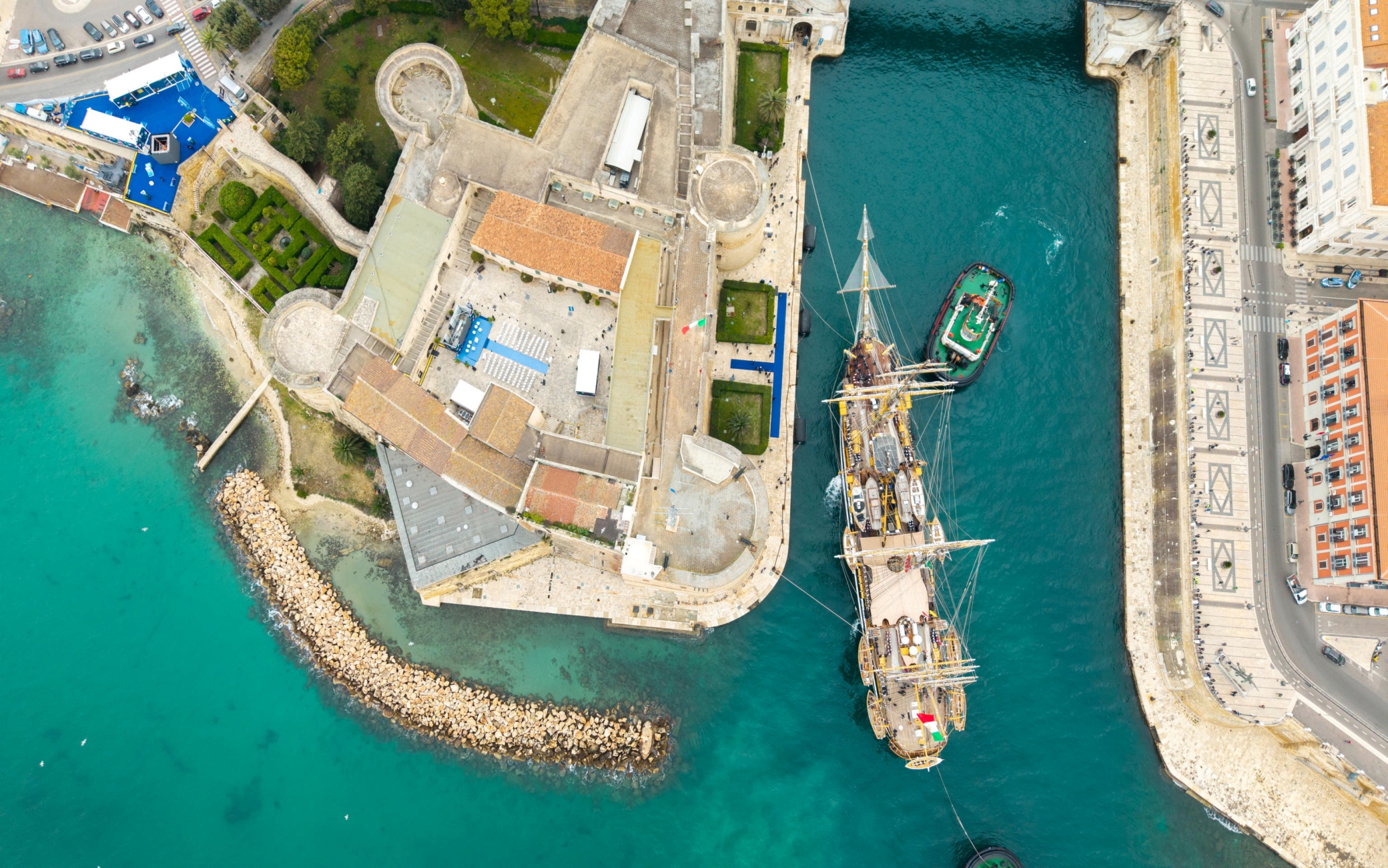 Amerigo Vespucci, la nave arrivata a Taranto. FOTO | Sky TG24