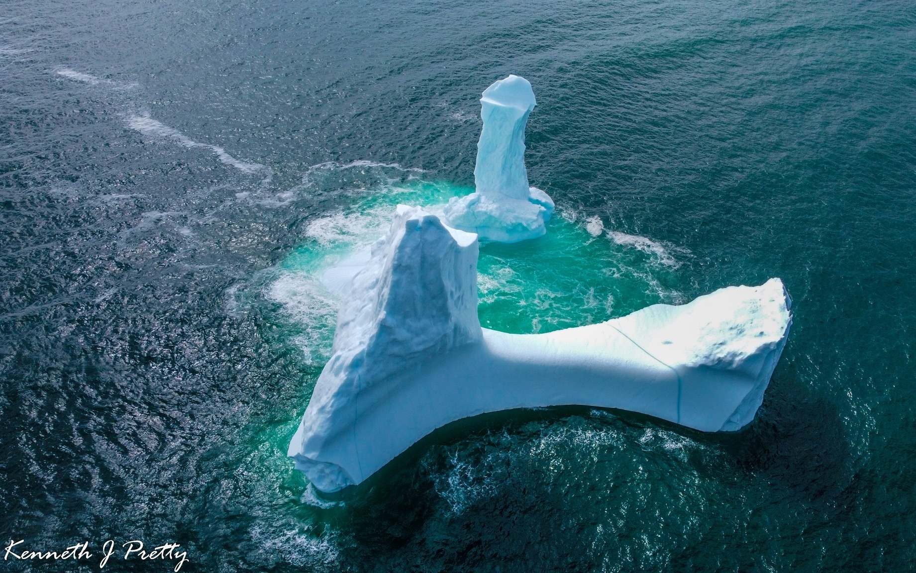 Un iceberg a forma di pene, la curiosa foto scattata sulle coste del ...