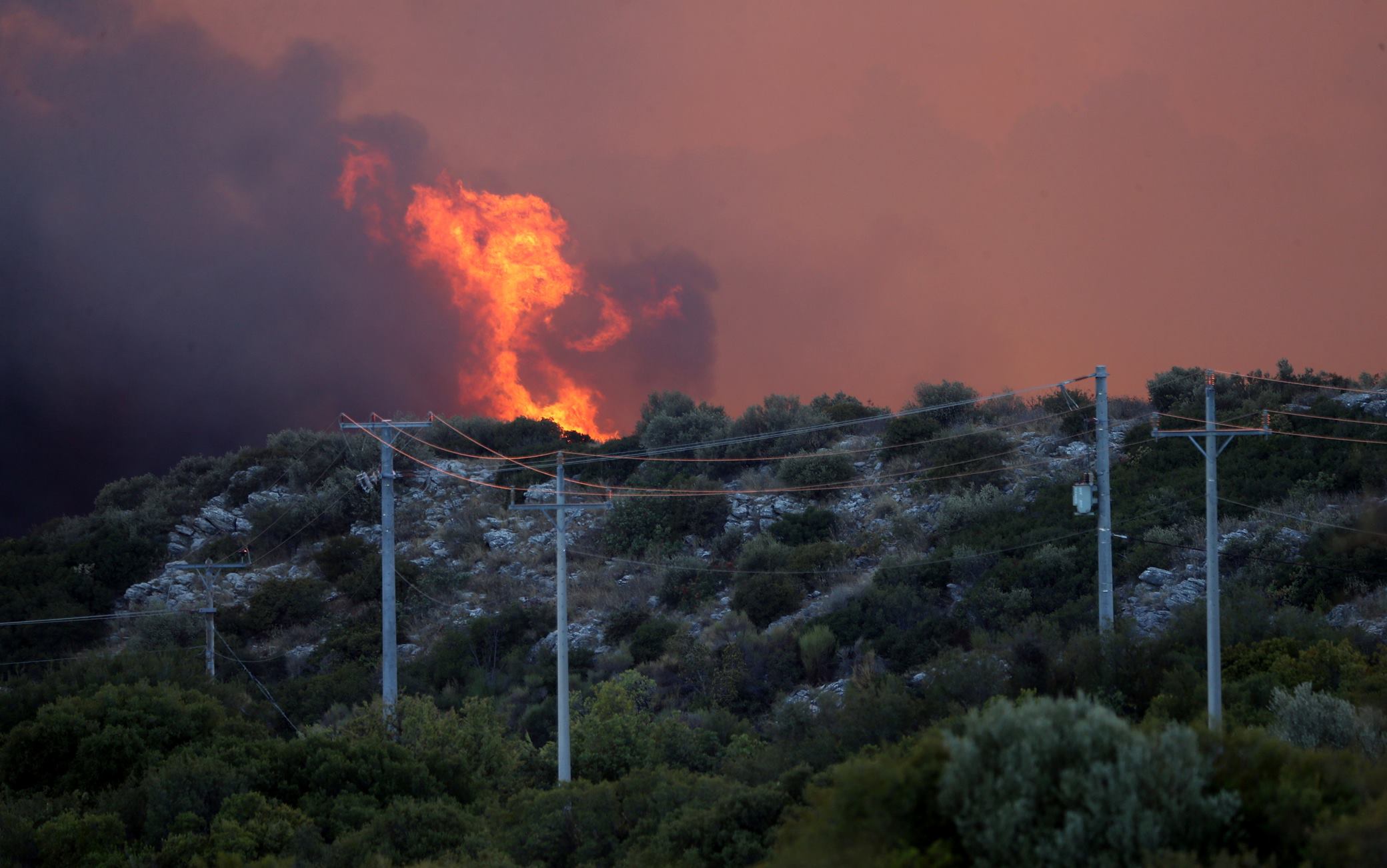 Grecia, ancora incendi. Case in fiamme, evacuate diverse località ...