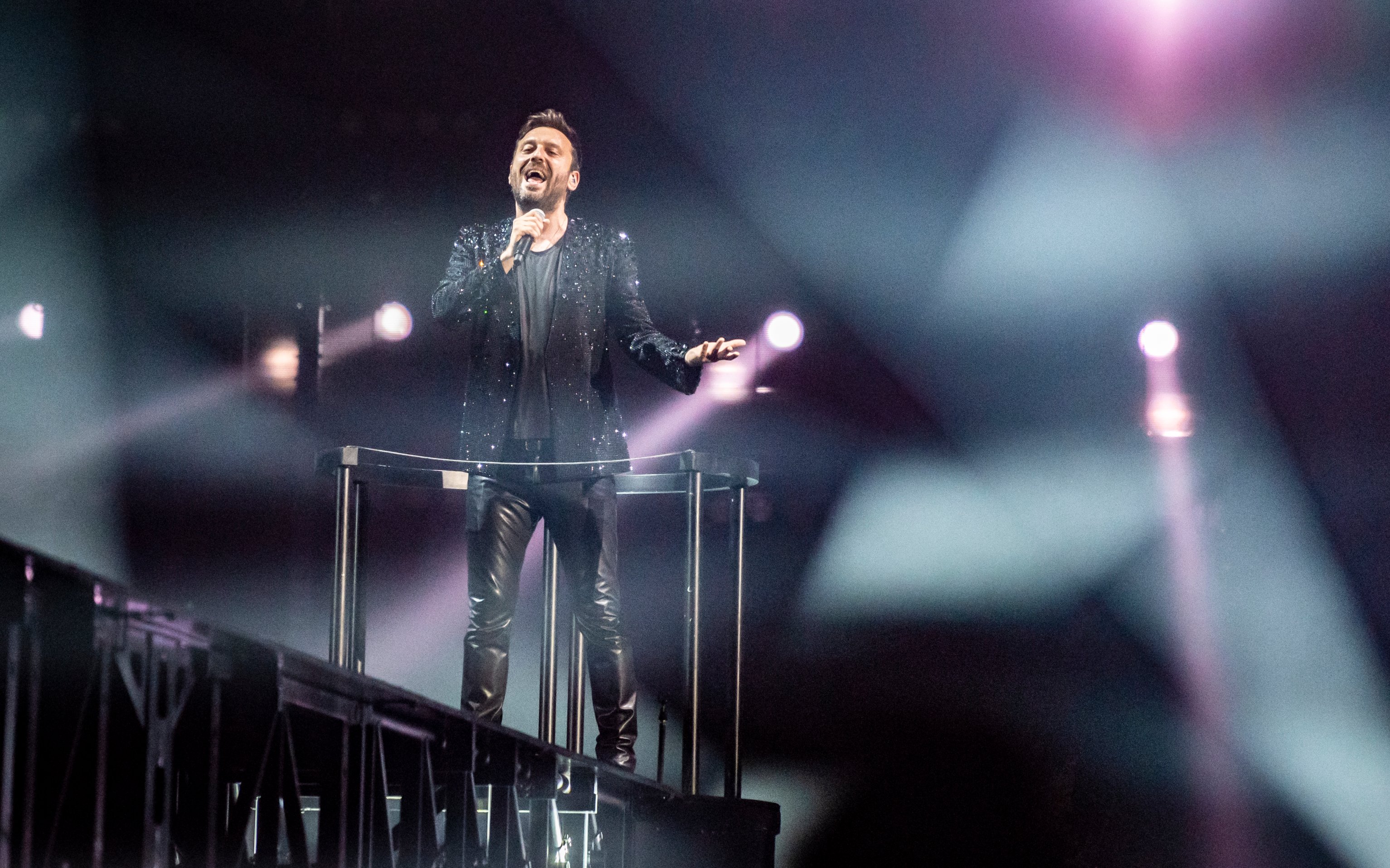 Cesare Cremonini annuncia 4 nuovi grandi concerti live per il 2026: ecco dove | Sky TG24