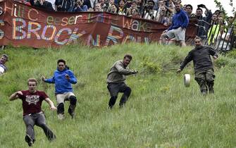 Cheese Rolling, la competizione della corsa al formaggio | Sky Sport