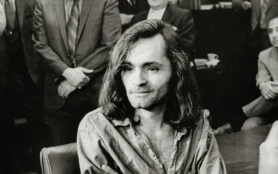 La setta, gli omicidi, il carcere: chi era Charles Manson. FOTO | Sky TG24