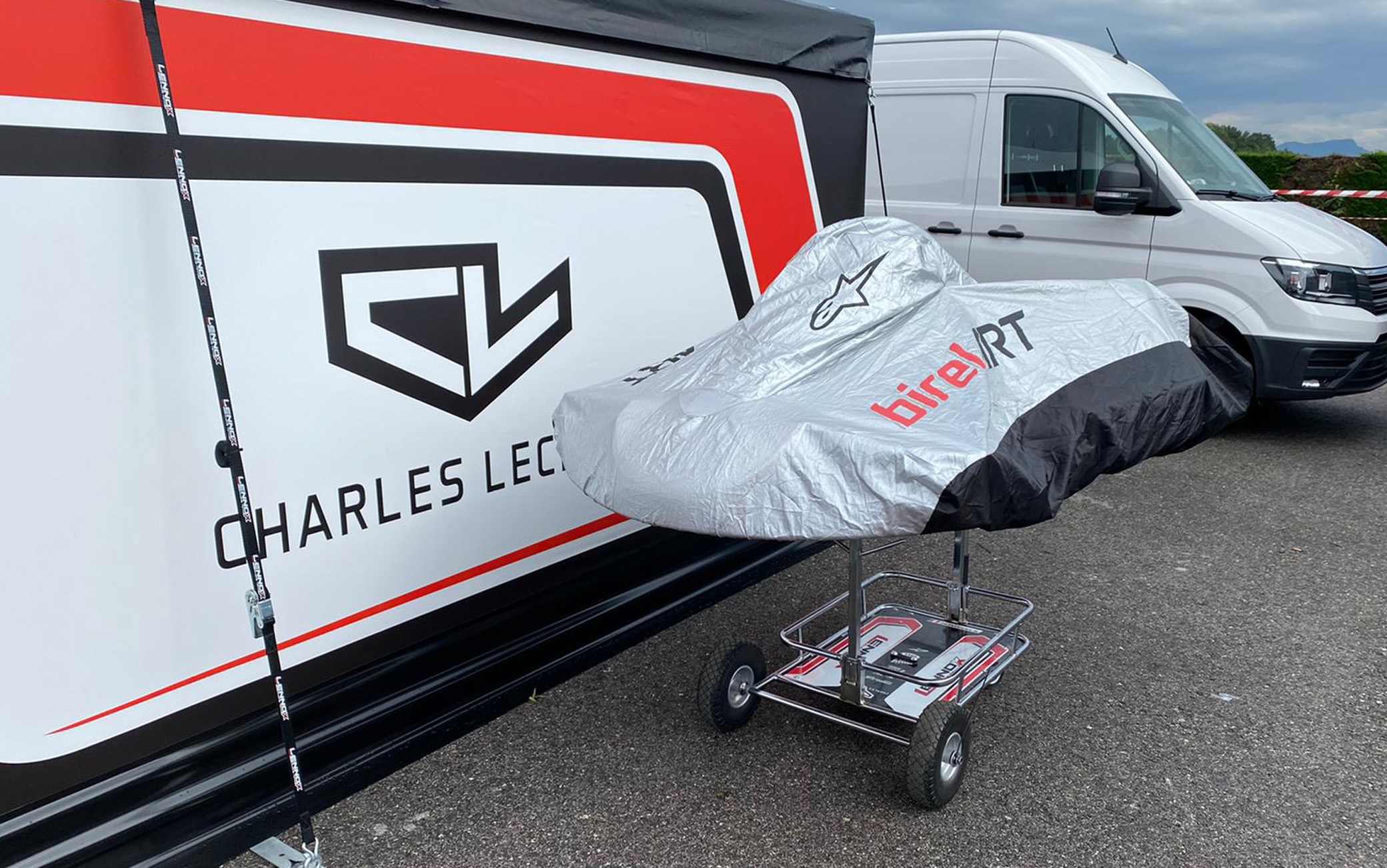 F1, Leclerc e la giornata di allenamento sui kart a Lonato del pilota ...