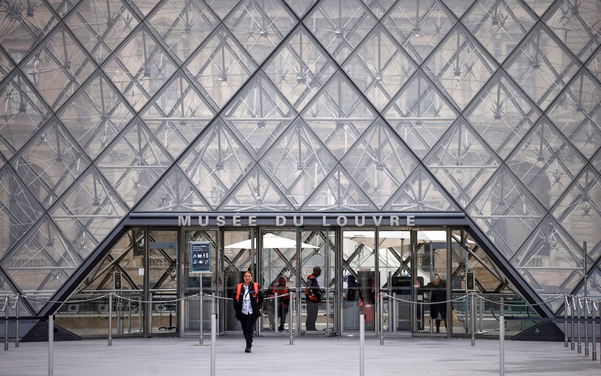 Furto al Louvre, museo di Parigi resta chiuso: chieste dimissioni capo ...