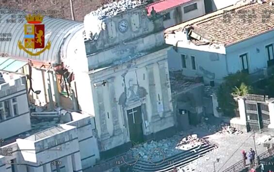 Terremoto Catania, gli edifici crollati e l'eruzione dell'Etna nelle ...