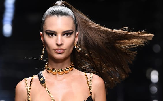 Emily Ratajkowski, su Instagram lo scatto sensuale da un milione di like