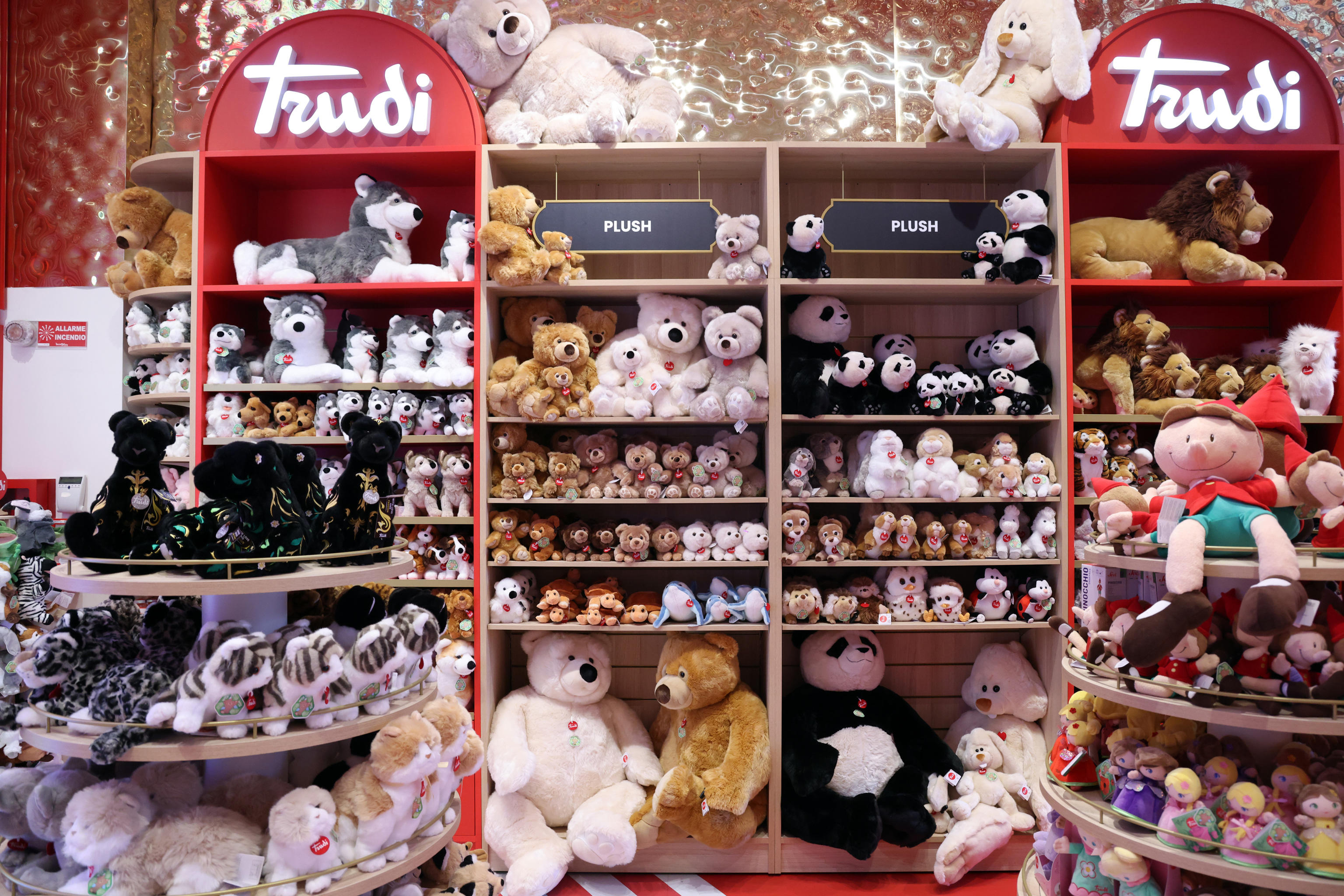 Hamleys a Milano, ha aperto il negozio di giocattoli più bello del ...