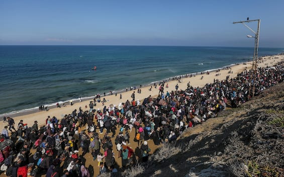 Gaza, migliaia di sfollati palestinesi diretti verso il nord della ...