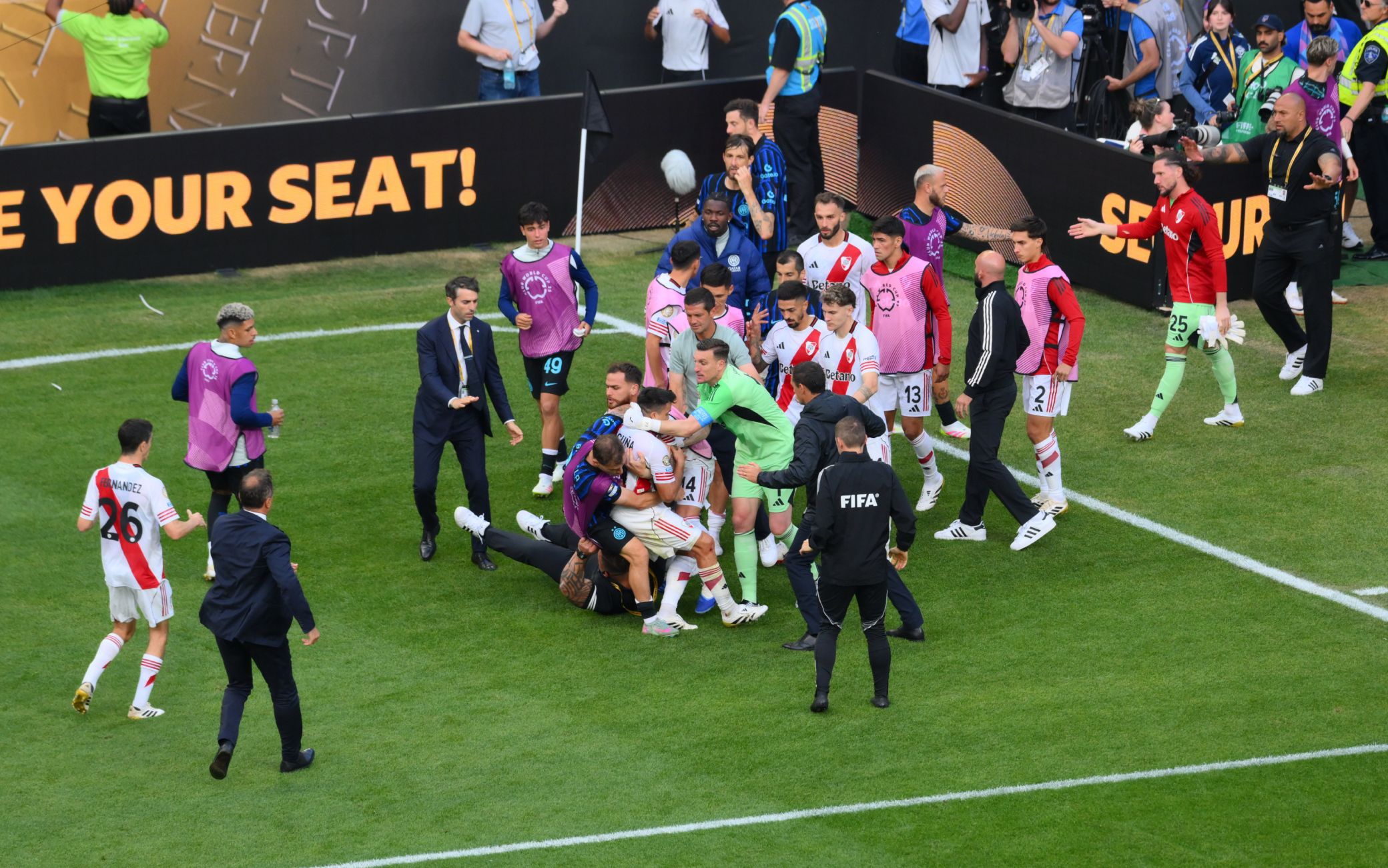 Dumfries Acuña, rissa nel finale di Inter River Plate. Cosa è successo ...