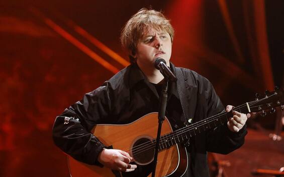 Lewis Capaldi posticipa i concerti al 2022 e lavora al nuovo album