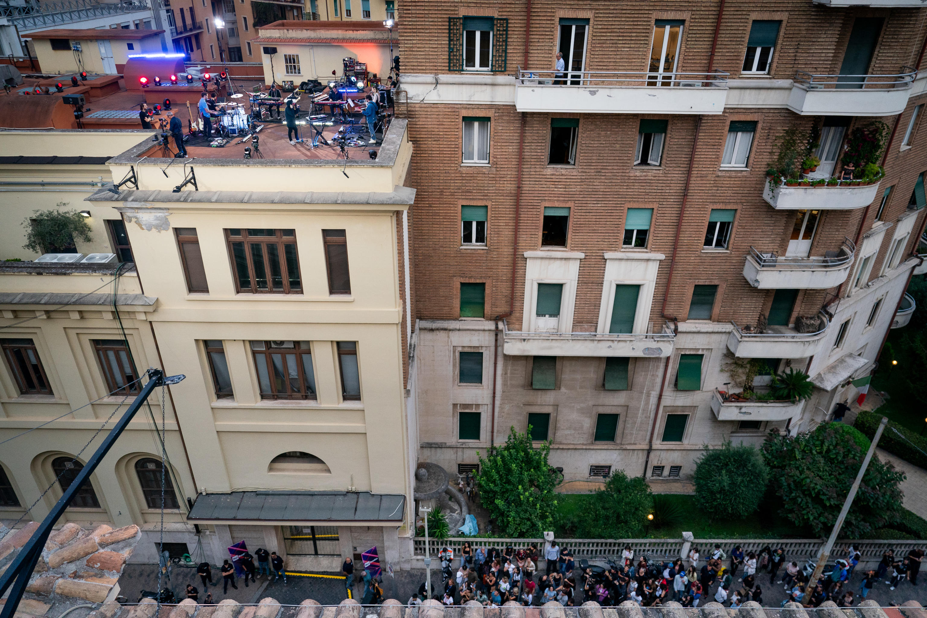 Calcutta, concerto a sorpresa sul tetto della sede Rai a Roma. FOTO ...