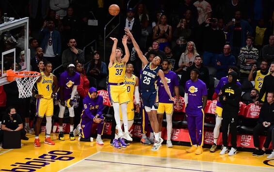 NBA, Matt Ryan e il canestro dei Lakers che vale l'OT: il video | Sky Sport