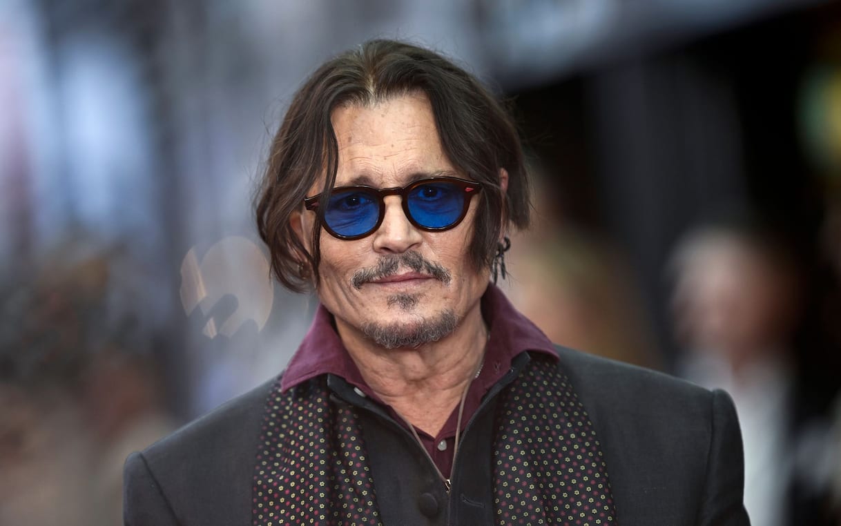 Johnny Depp debutta come artista a Milano I Sky TG24
