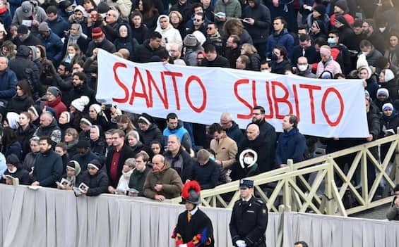Ratzinger 'Santo subito', il popolo di papa Benedetto XVI in piazza San ...