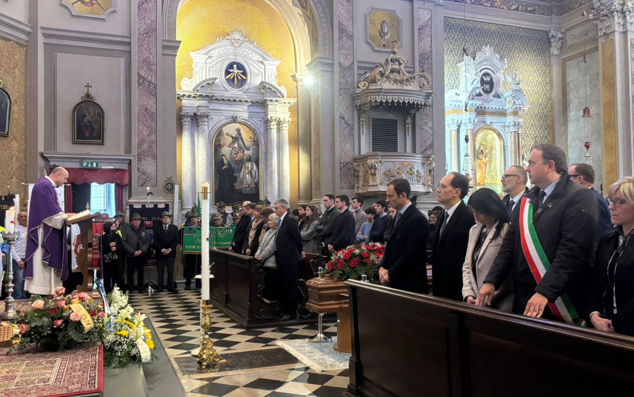 Funerale Bruno Pizzul, sportivi e giornalisti presenti a Cormons. Foto ...