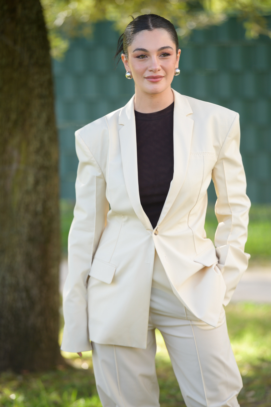 Champagne, il cast del film su Peppino Di Capri | Sky TG24