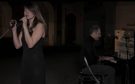 Parastoo Ahmadi, la cantante iraniana che ha sfidato il regime ...