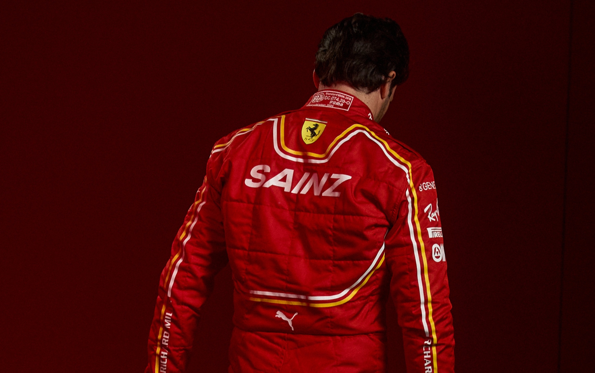 F1, Ferrari ufficializza le nuove tute 2024 dei piloti Leclerc e Sainz. FOTO | Sky Sport