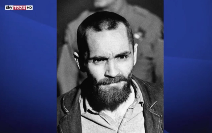 La setta, gli omicidi, il carcere: chi era Charles Manson. FOTO | Sky TG24