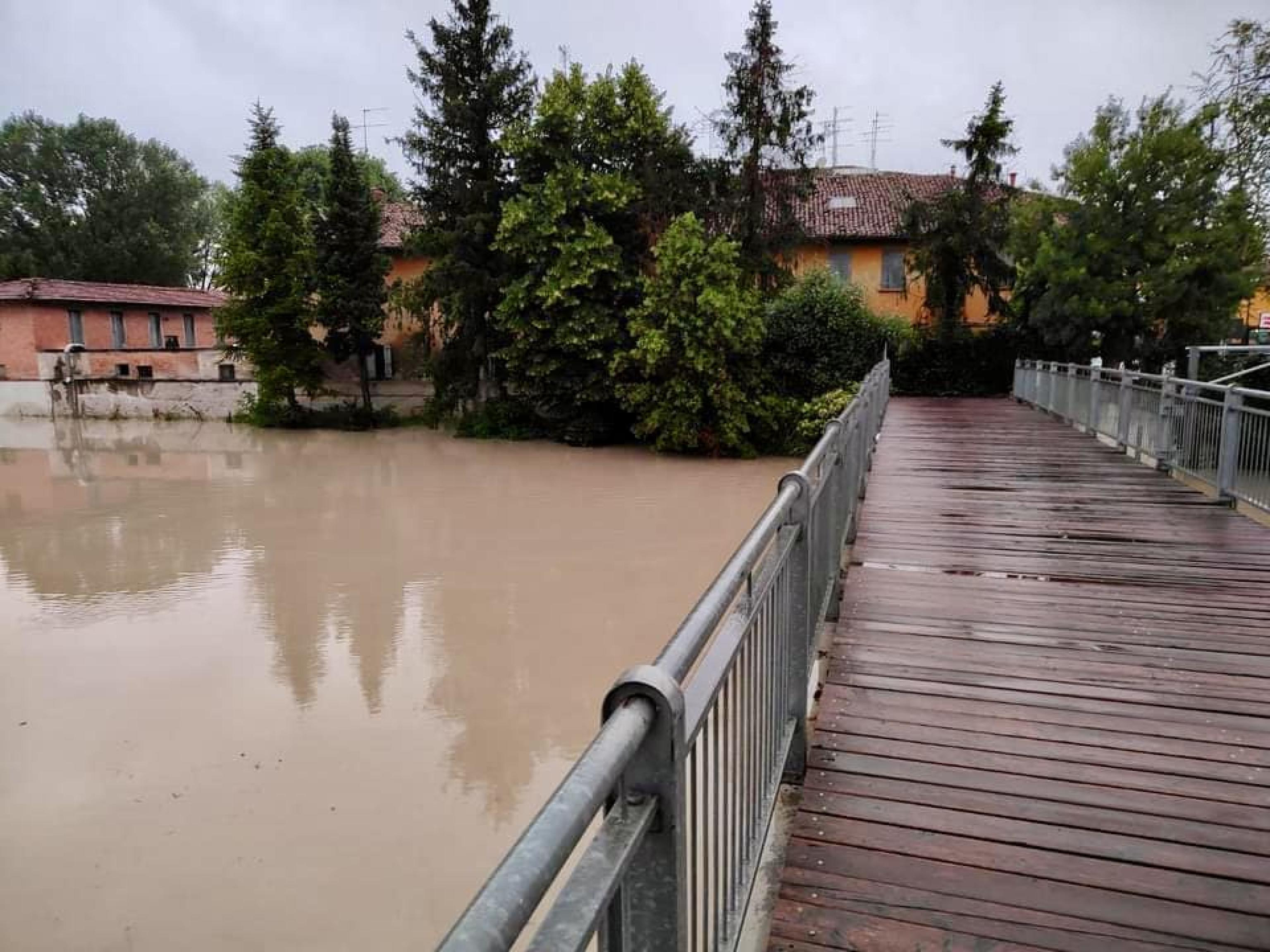 Maltempo al Centro-Nord, un ponte crollato e case allagate. Foto | Sky TG24