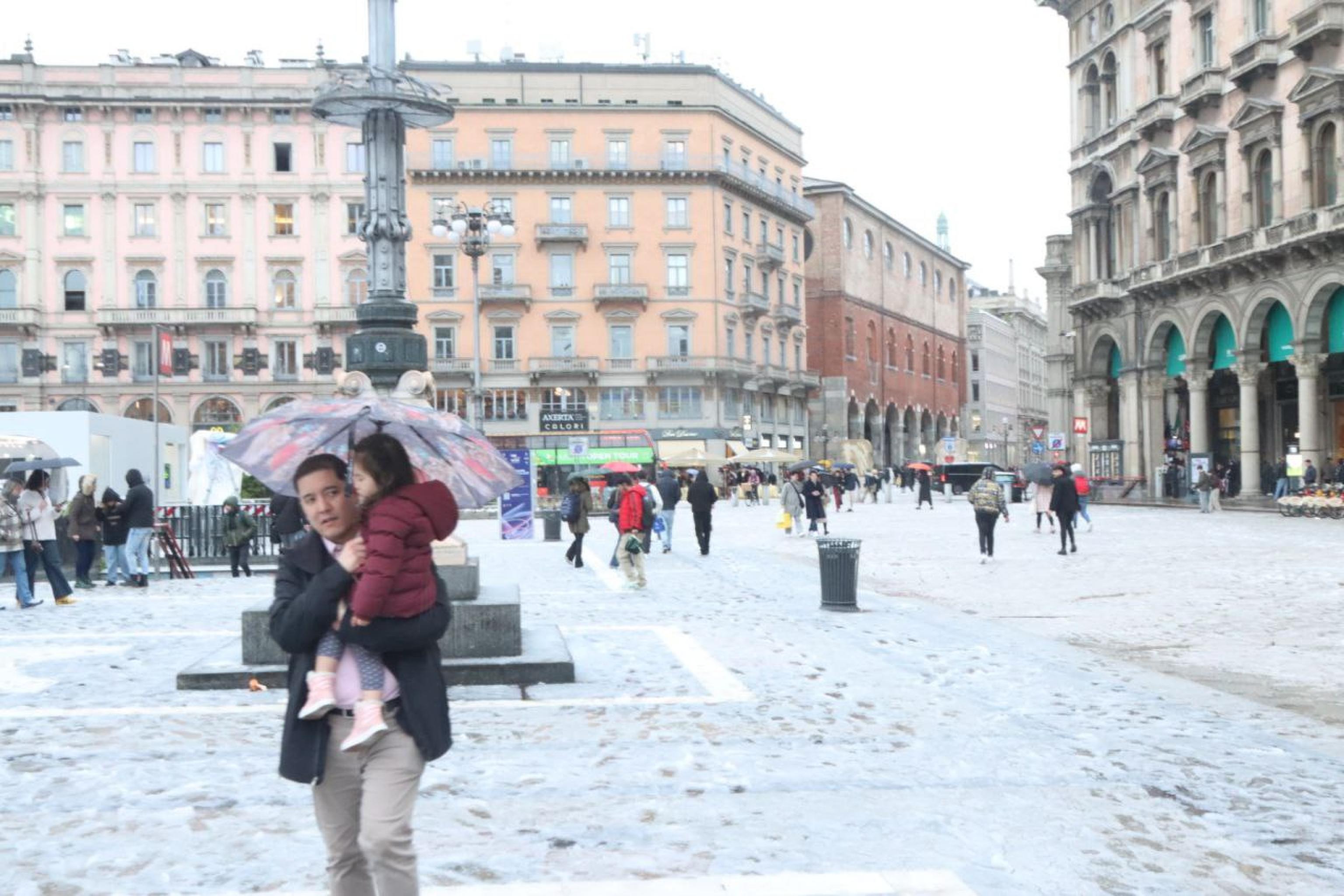 Grandinata su Milano, piazza del Duomo imbiancata. FOTO | Sky TG24