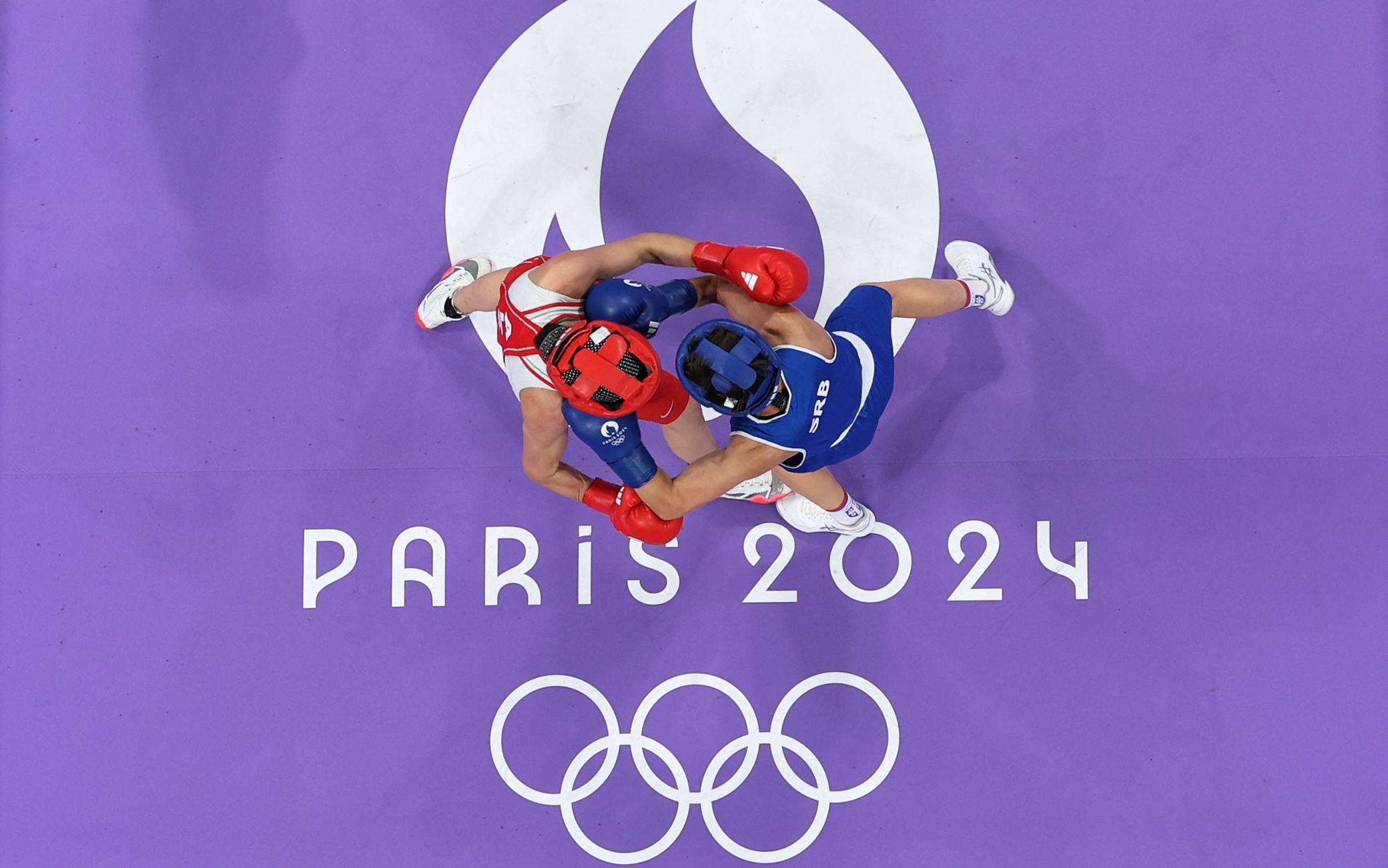 Angela Carini, il ritiro contro Khelif nel pugilato alle Olimpiadi ...