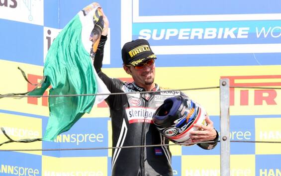 MotoGP days: Max Biaggi e il segreto della bandiera al Motorhome. VIDEO ...
