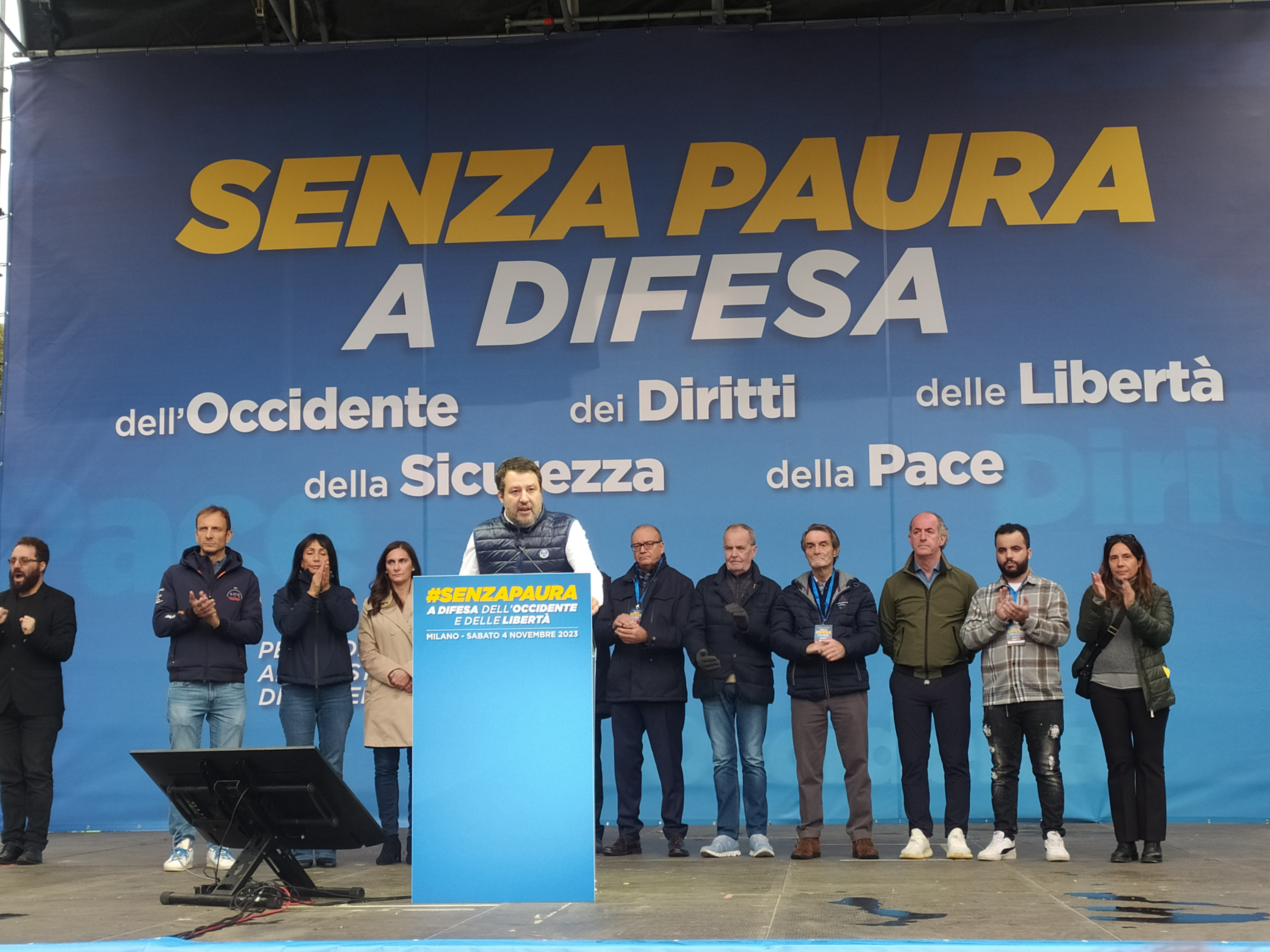 Milano, in centinaia alle manifestazioni pro Palestina e pro Israele ...