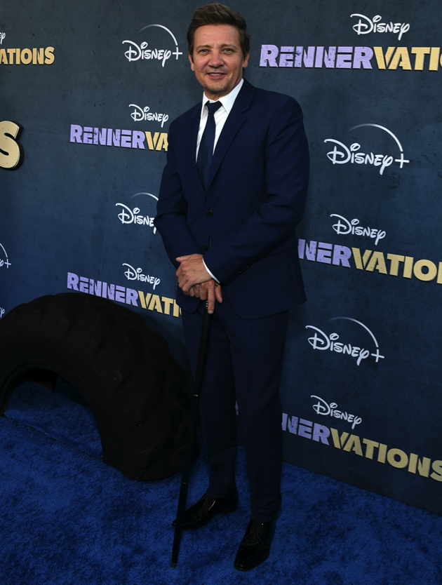 Jeremy Renner alla prima di Rennervations dopo l'incidente con lo ...
