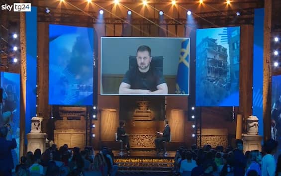 Guerra in Ucraina, l'intervista di Zelensky a Sky 20 anni. VIDEO | Sky TG24