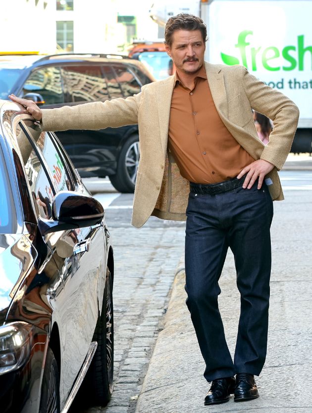 Pedro Pascal e Dakota Johnson, il bacio a New York sul set del film ...