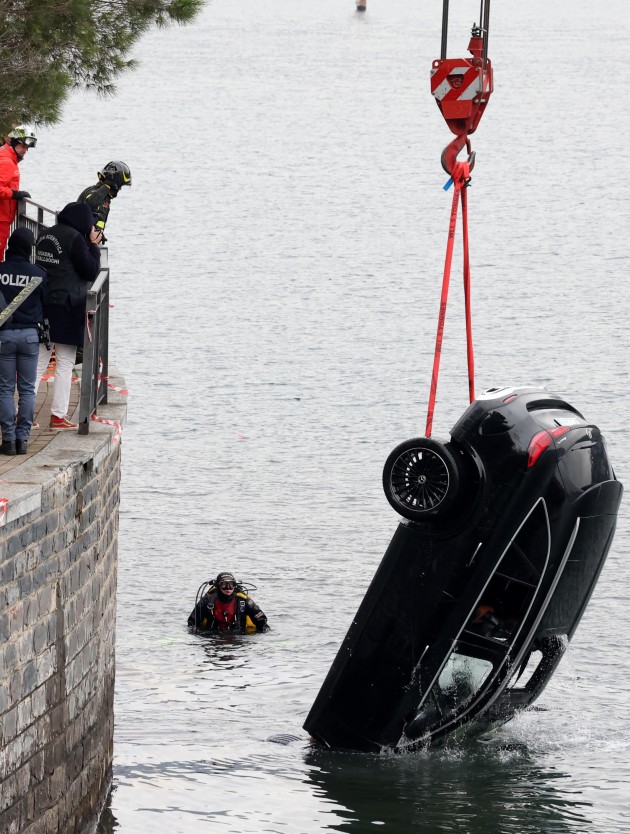 Auto nel lago di Como, le indagini sull'incidente: cosa sappiamo | Sky TG24