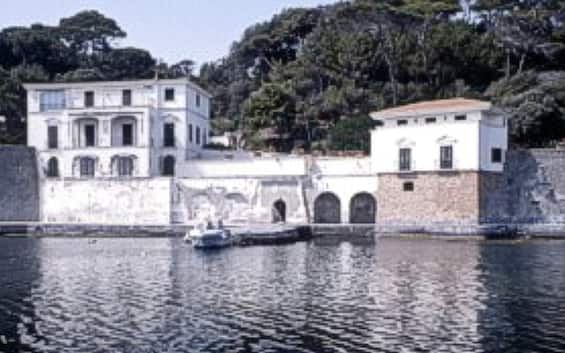 Napoli si rovescia kayak davanti a Villa Rosebery | morta una ragazza