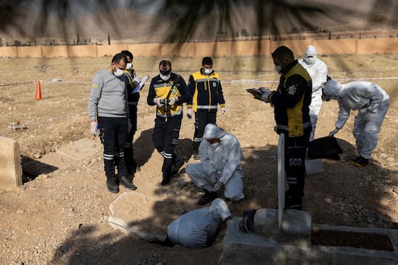 Siria, trovata una nuova fossa comune: contiene i resti di oltre ...