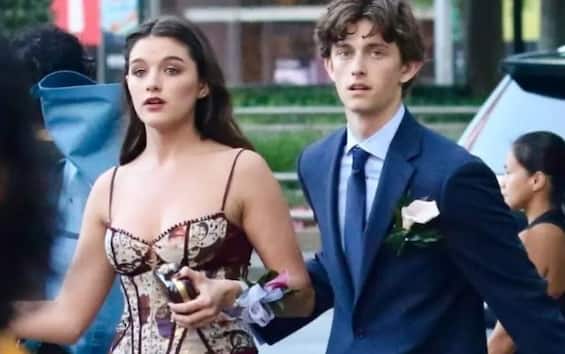 Suri Cruise si diploma, la foto con il fidanzato al 'prom', il ballo di ...