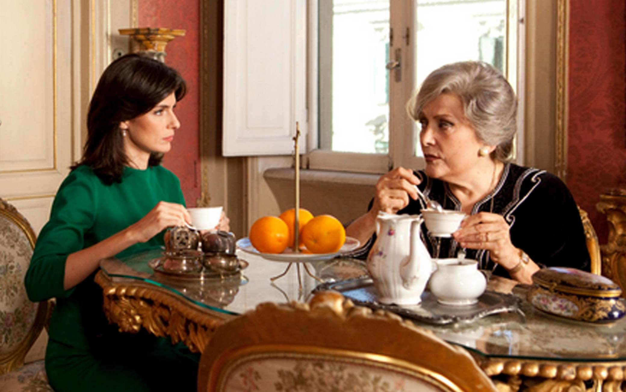 Anna Valle compie 50 anni, i suoi personaggi più famosi da Commesse a ...