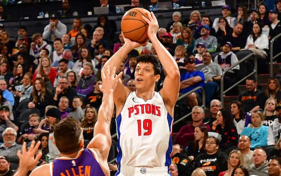 NBA, Simone Fontecchio segna 18 punti contro Phoenix. VIDEO | Sky Sport