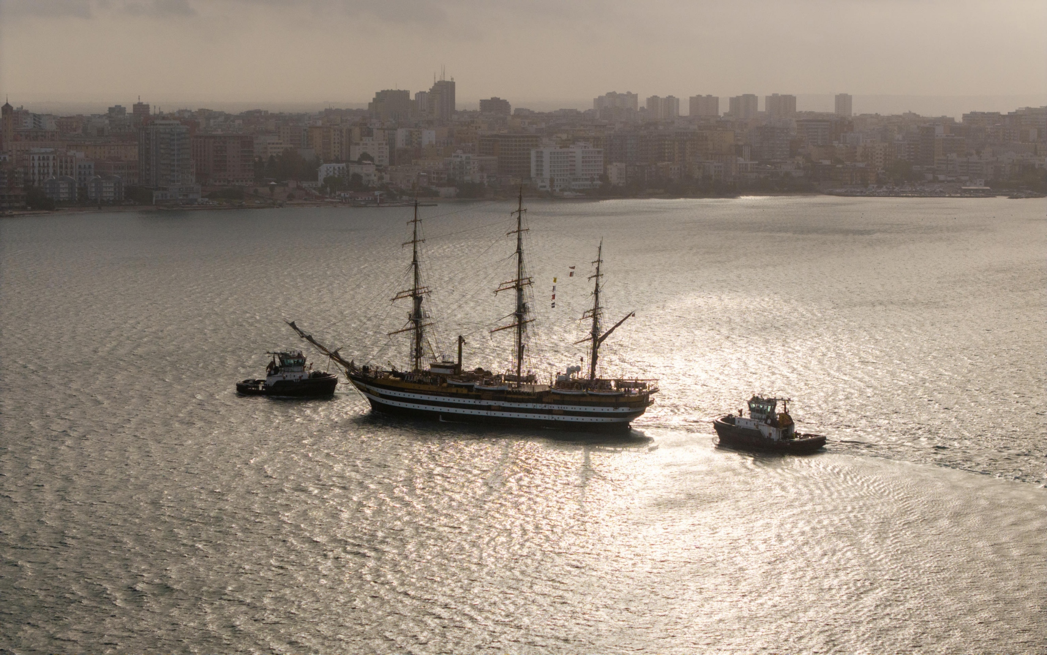 Amerigo Vespucci, la nave arrivata a Taranto. FOTO | Sky TG24