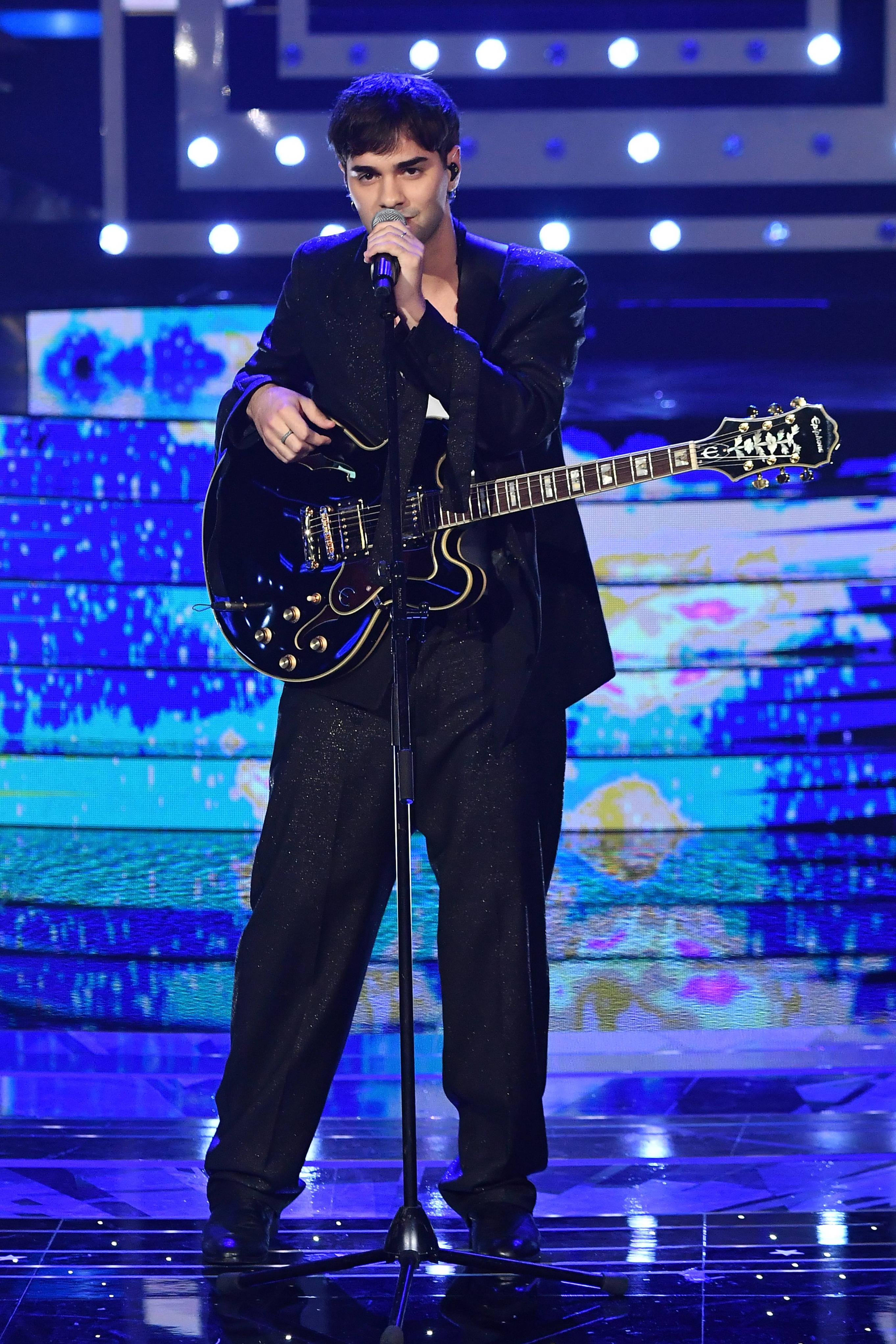 Chi è Maninni, sul palco di Sanremo 2024 con Spettacolare: la ...
