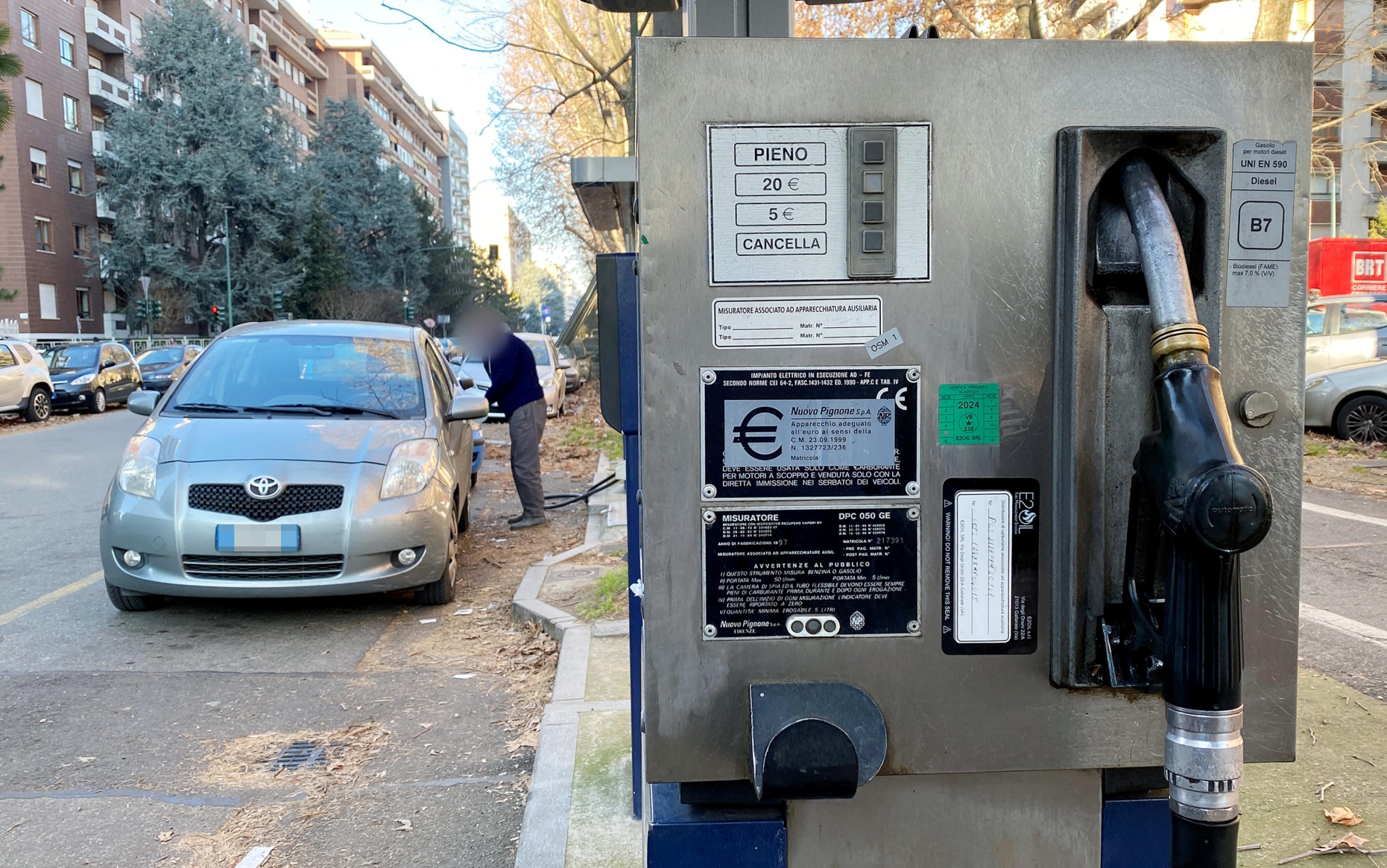 Benzina, cambia il tabellone dei prezzi dei carburanti. La guida | Sky TG24