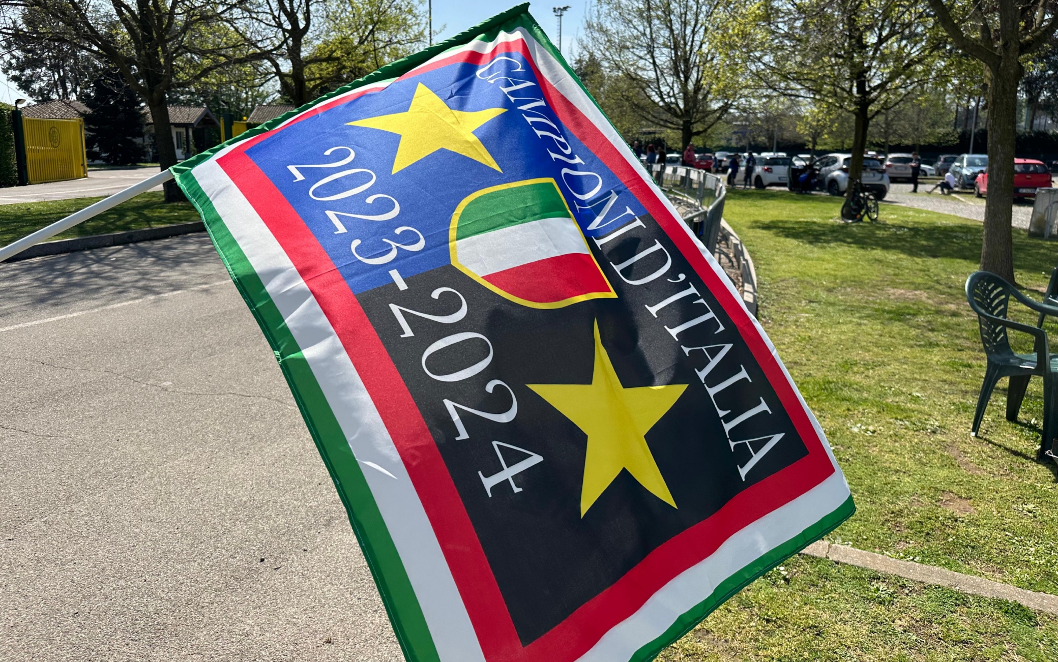 Inter, scudetto 2024 più vicino: ad Appiano spunta bandiera con le 2 ...