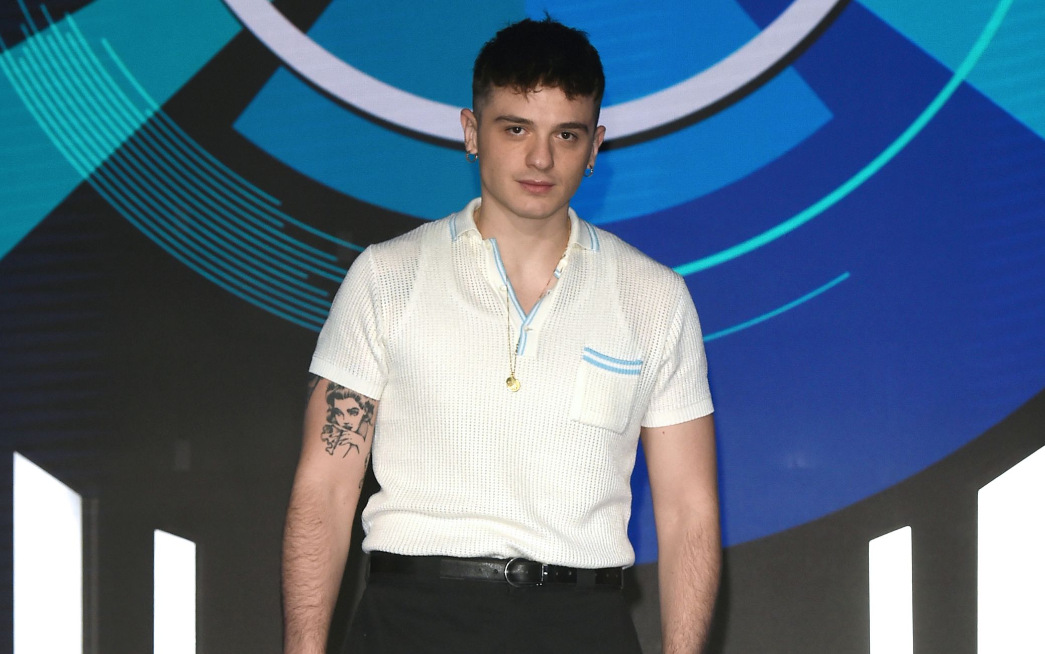 Chi è Olly, a Sanremo per la seconda volta, con la canzone Balorda ...