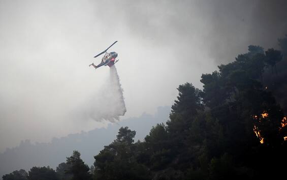 Incendi a Rodi e Corfù, emergenza roghi in Grecia: migliaia di persone ...