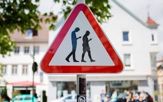 Smombie, il significato del neologismo inserito nel vocabolario della ...