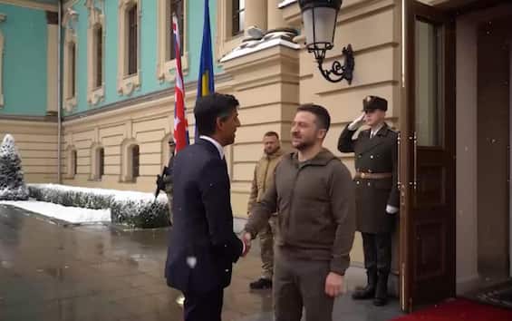 Il nuovo premier britannico Rishi Sunak in visita a Kiev: “Continuo ...