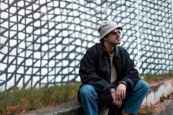 Amelia, la fuga dalla realtà in un Mare Rosso: il VIDEO | Sky TG24