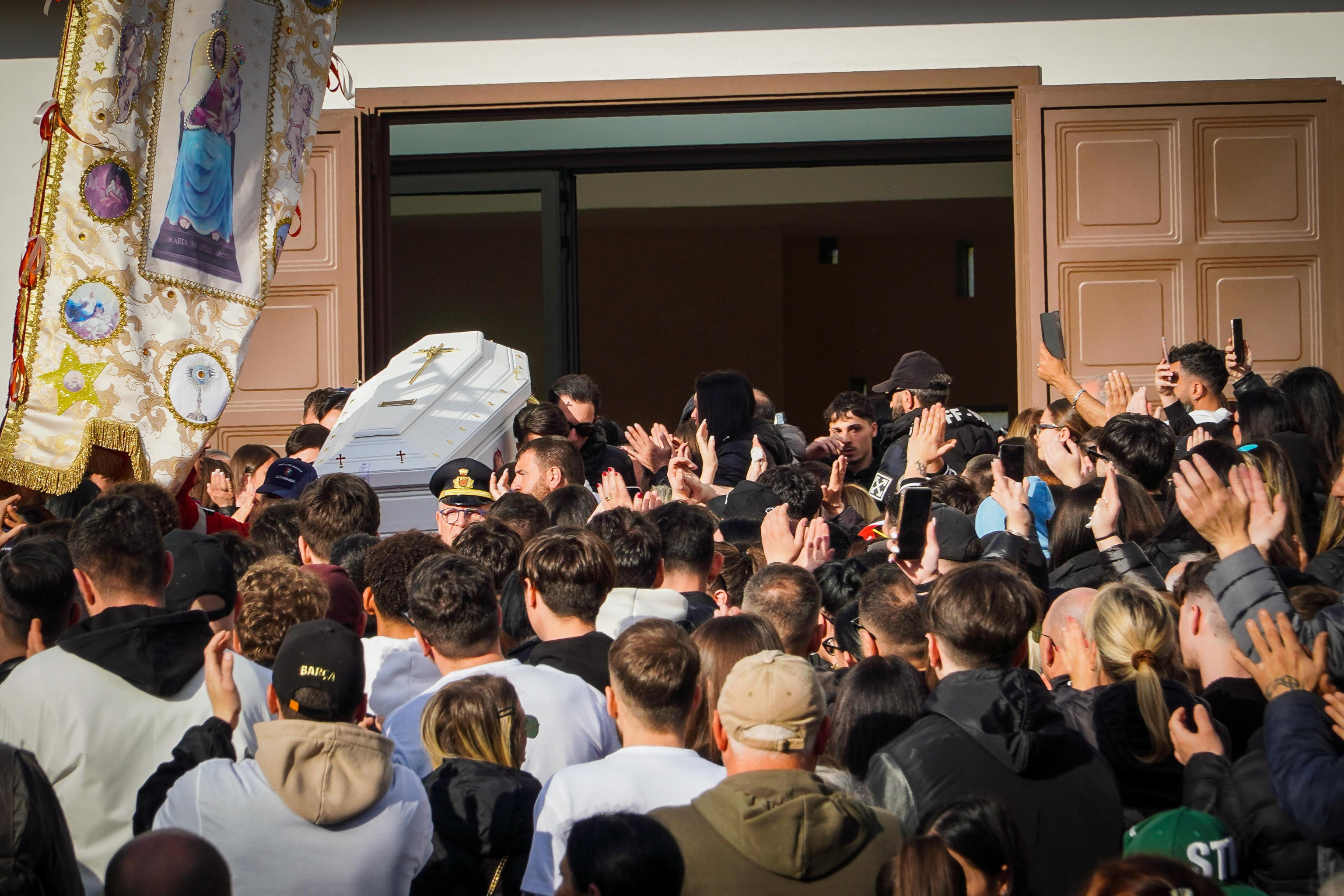 Funerali Francesco Pio Maimone, applausi all'arrivo del feretro. FOTO ...