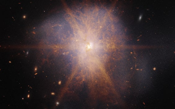 Il telescopio James Webb immortala la collisione delle galassie Arp 220 ...